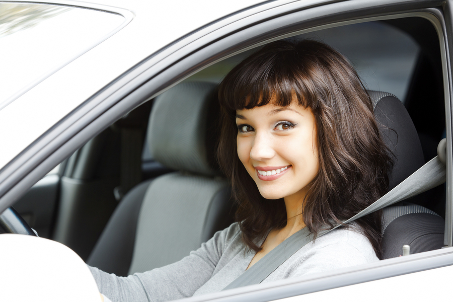 bigstock-Cute-asian-female-driver-in-wh-28053041 - Autoescuela22